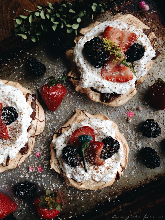 Living the Gourmet: Nutella Pavlova - Living The Gourmet